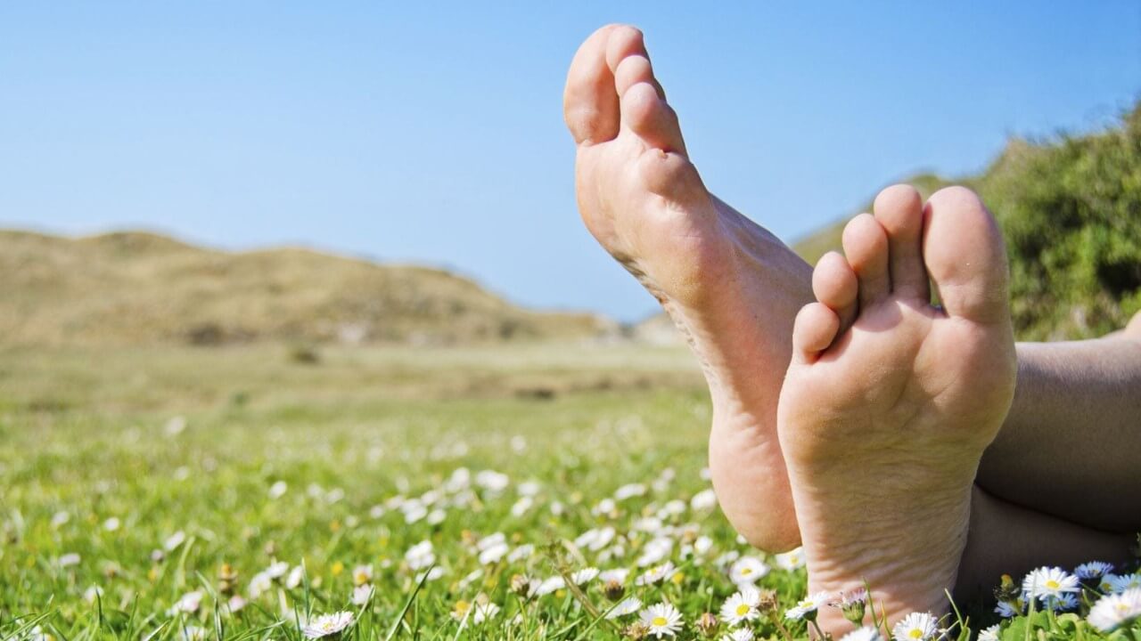 Ist barfuß laufen gesund? Das musst Du unbedingt wissen